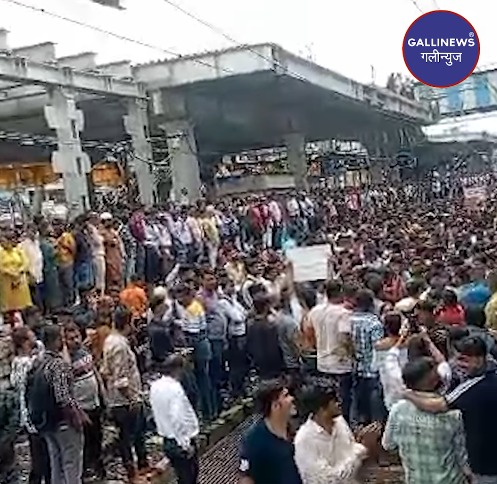 Read Badlapur Station Par Rail Roko Protest Karne Wale 3 Logon Ke ...