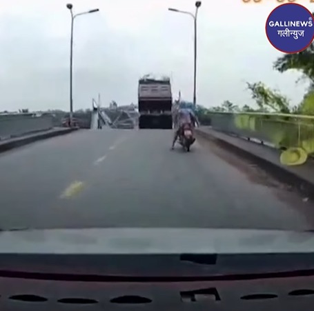 Read Chalti Truck Giri Paani Mein, Bridge Collapse Hone Ka Live Video ...