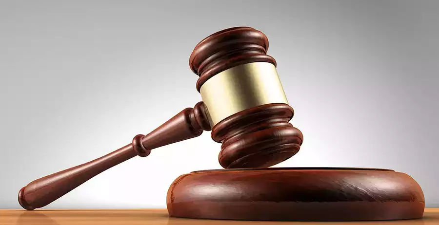 Read Judge ki Taraf Aaroopi ne Chappal Feka Dindoshi Court ka mamla ...