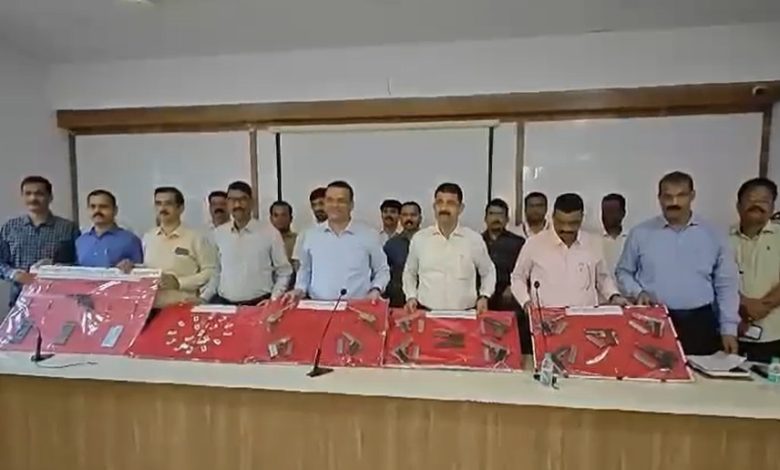 Read 15 Desi Pistol, 28 Zinda Kartoos Baramad Kar, 18 Desi Daru Ki ...