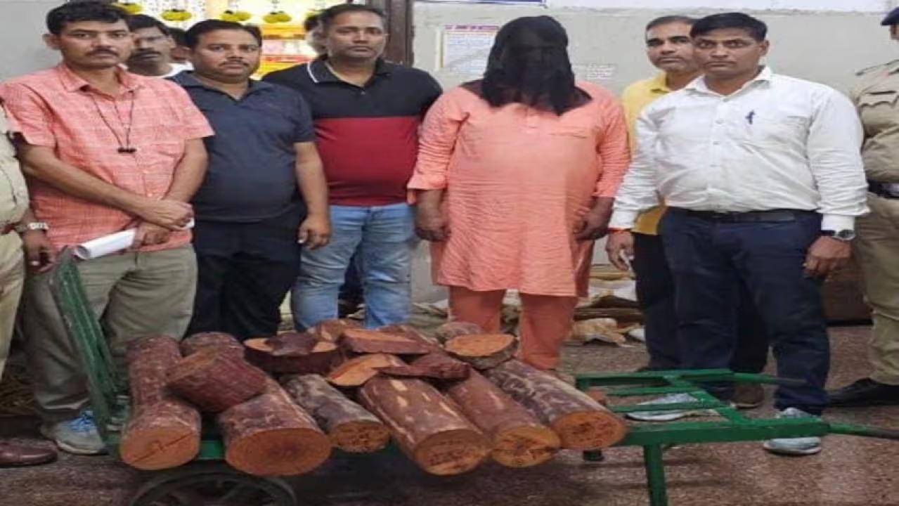 Read Laal Chandan Ki Train Se Taskari Karne Wale Ko Mumbai Central ...